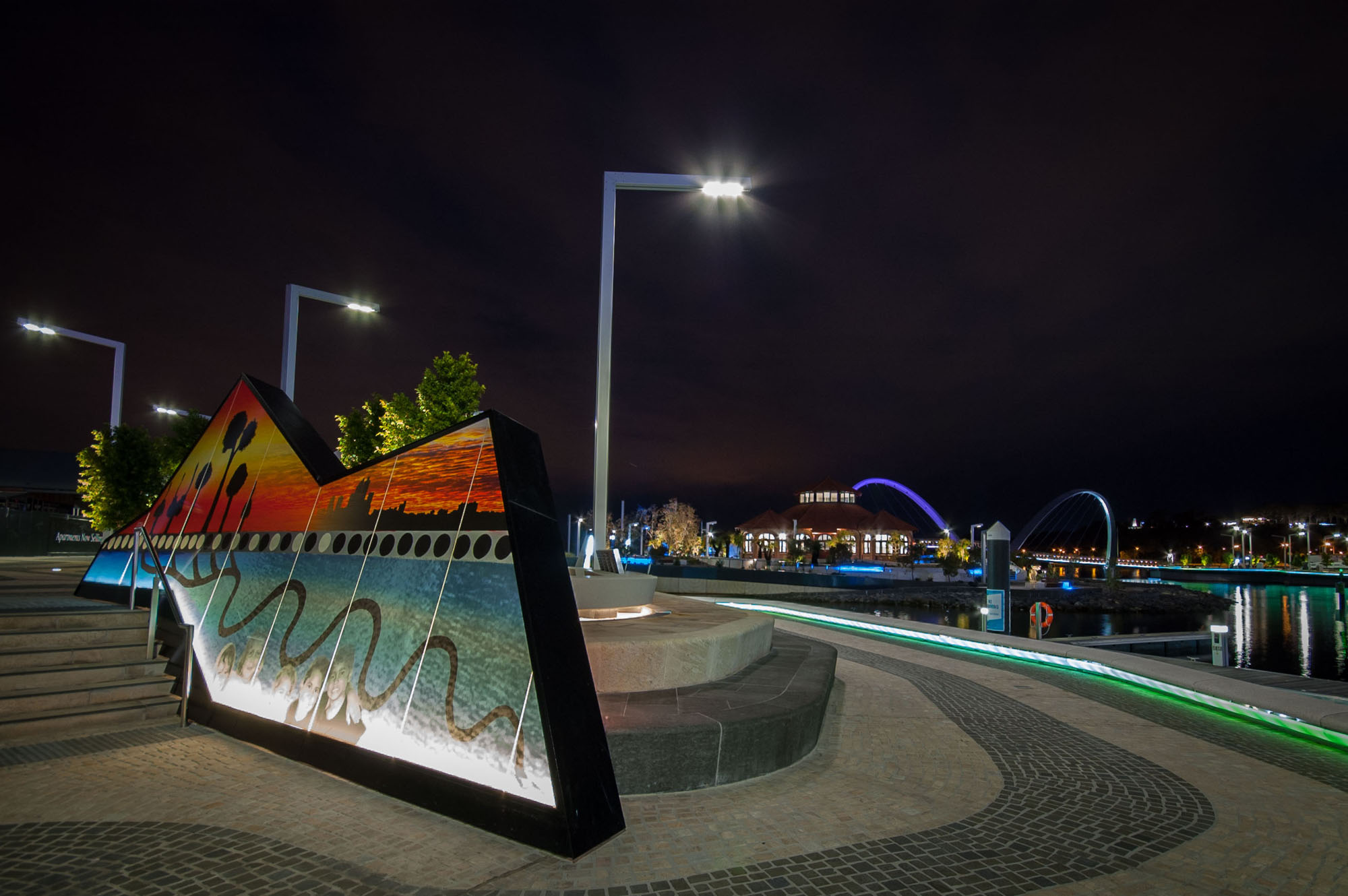 Elizabeth Quay Lightwalls - Publik