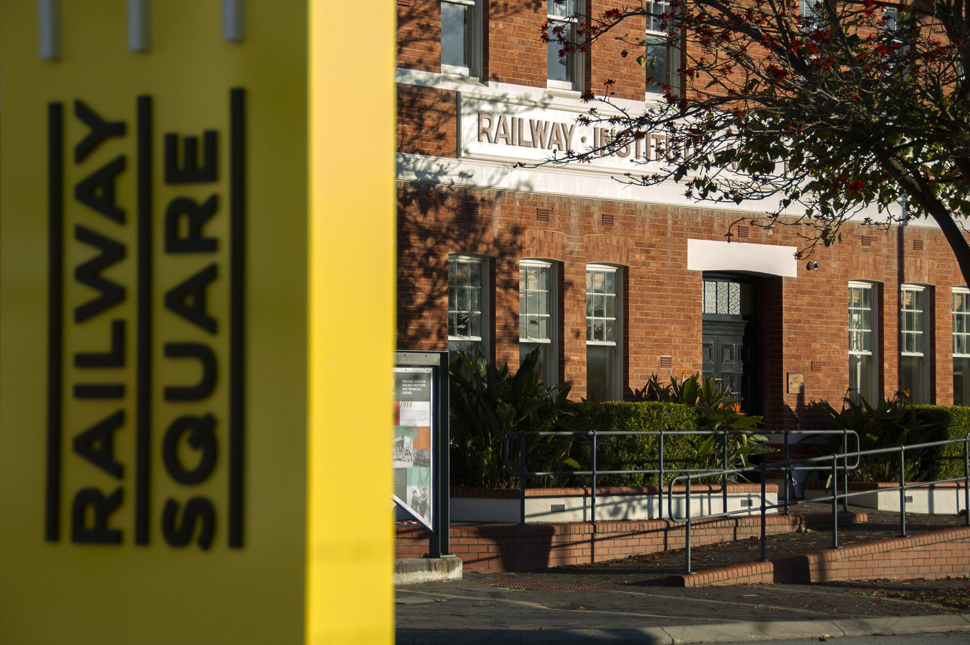 Midland Railway Square - Publik